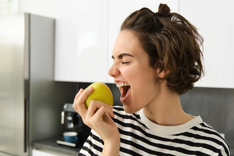 ¿Qué se Puede Comer Después de un Implante Dental? - Doctor Hugo Quezada